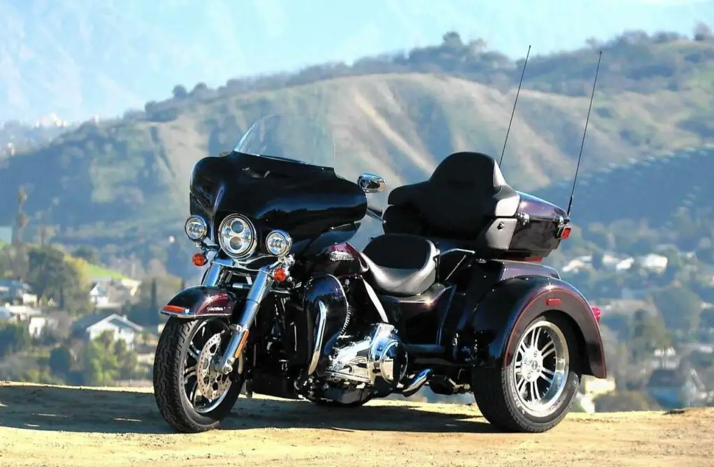 Harley Davidson Tri Glide Ultra (2023) - White Star Rides