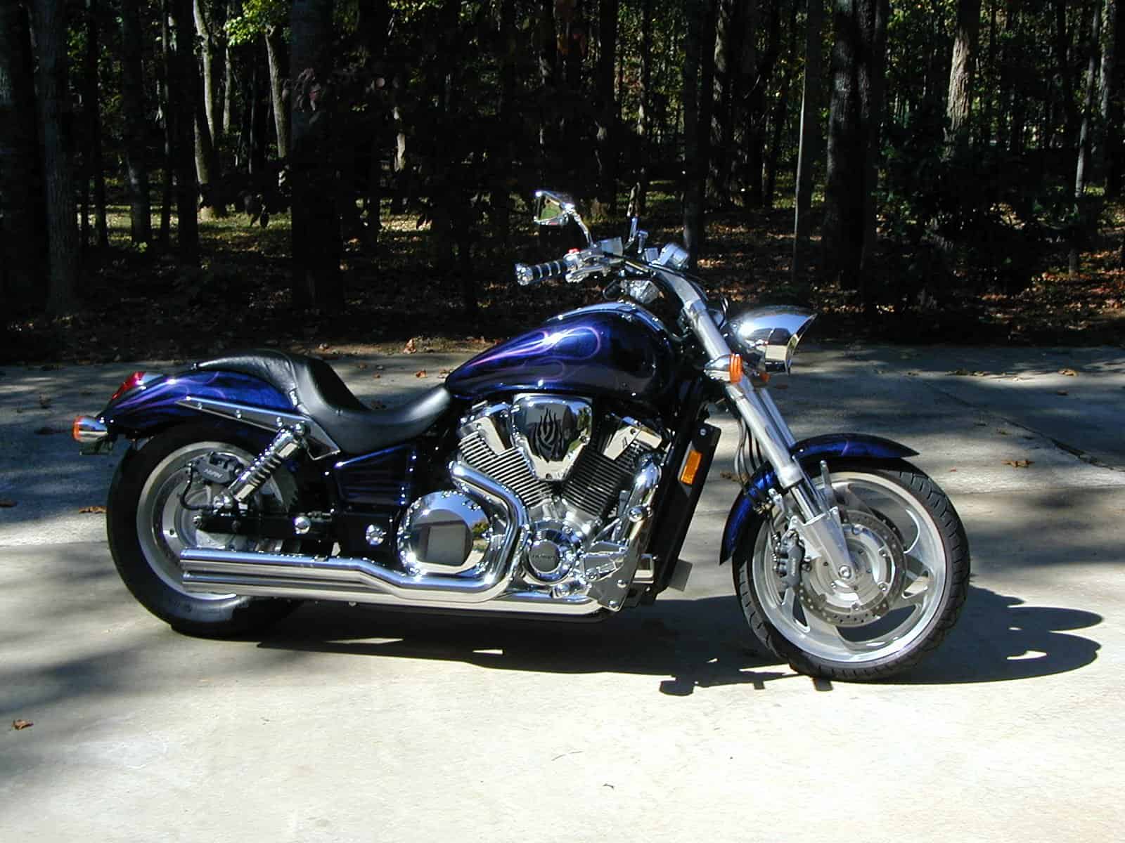 Vtx 1800 Vs Harley Davidson - White Star Rides